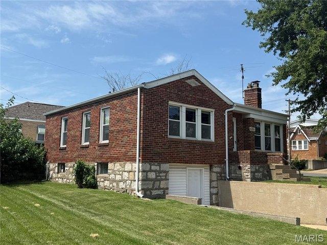 9101 Flores Dr, Saint Louis, MO 63123