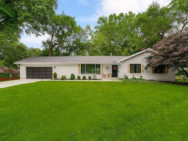 9101 Wenonga Rd, Leawood, KS 66206