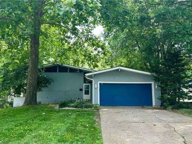 9102 Grant Ln, Overland Park, KS 66212