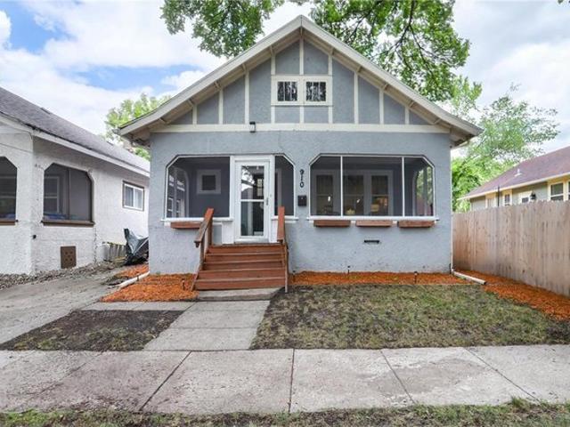 910 11th St S, Fargo, ND 58103