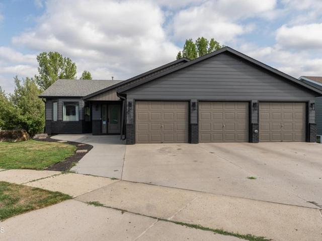 910 20th St SE, Mandan, ND 58554