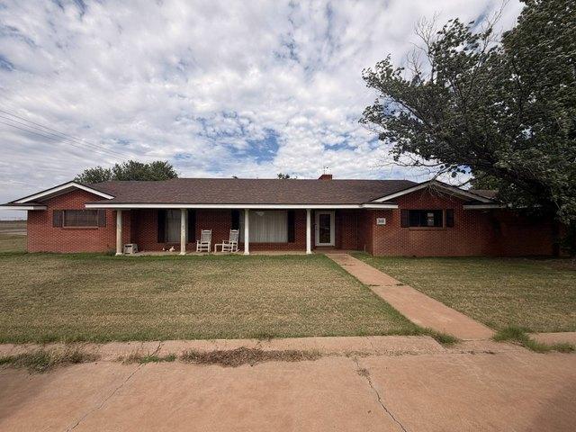 910 6th St, Farwell, TX 79325