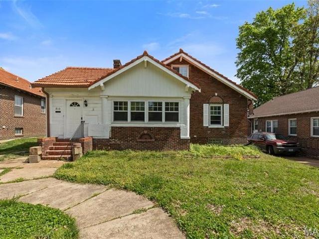 910 Country Club Dr, Pasadena Park, MO 63121