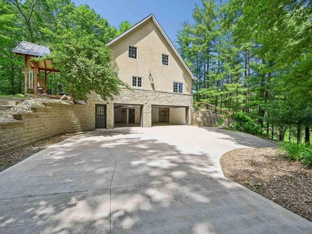 910 Cedar Lane Dr, Waverly, IA 50677