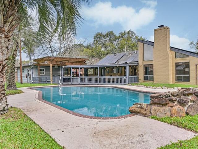 910 Evergreen Dr, Friendswood, TX 77546