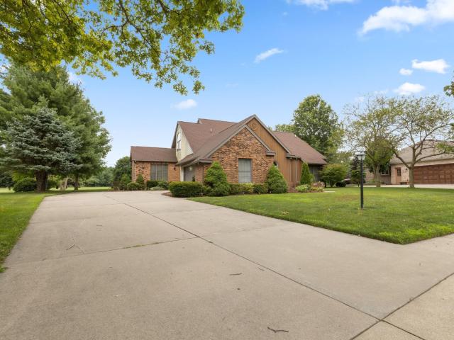 910 Foxbriar Lane