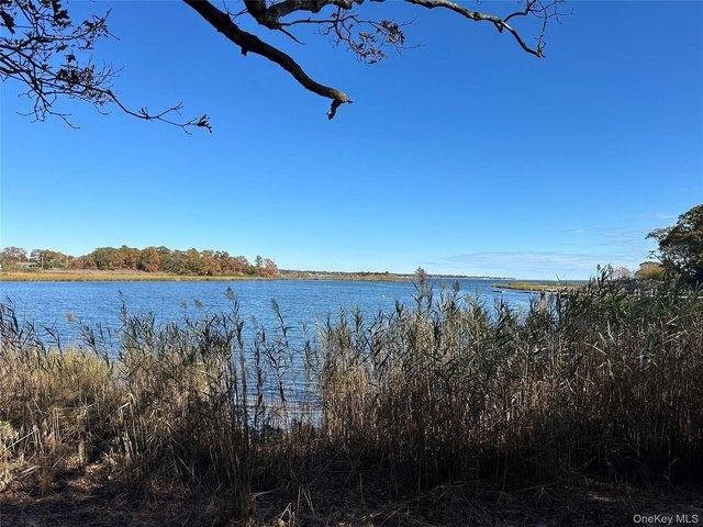 910 Flanders Rd, Flanders, NY 11901