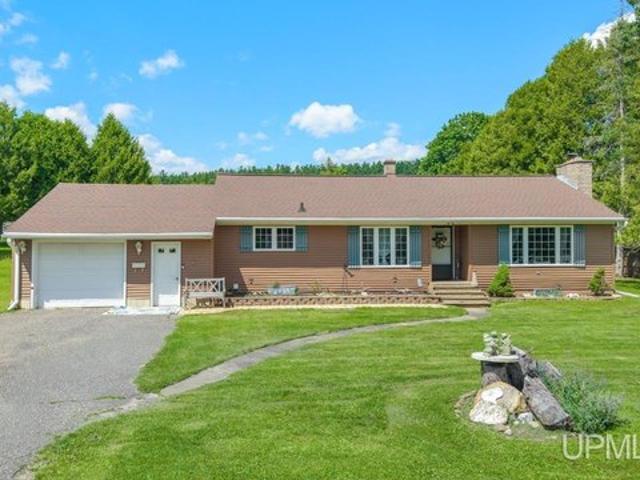 910 Houghteling St, Iron Mountain, MI 49801