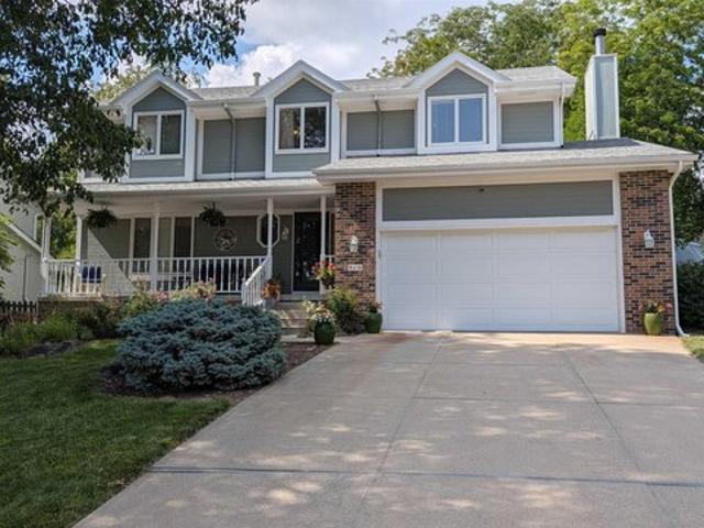910 Hogan Dr, Papillion, NE 68046