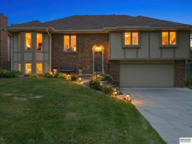 910 Joseph Dr, Papillion, NE 68046