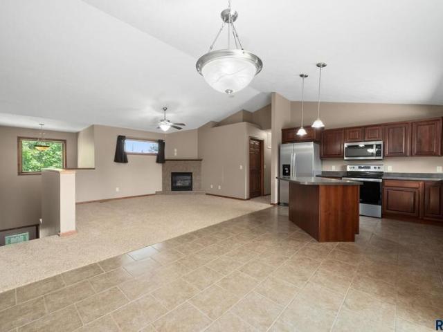910 Joseph Pl, Sioux Falls, SD 57106
