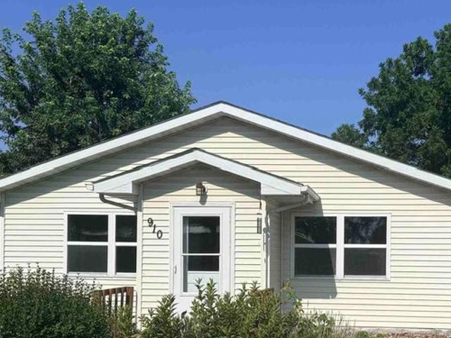 910 N 9th St, Fairfield, IA 52556