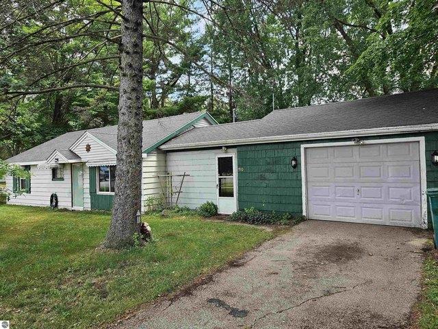 910 N Bowery Ave, Gladwin, MI 48624