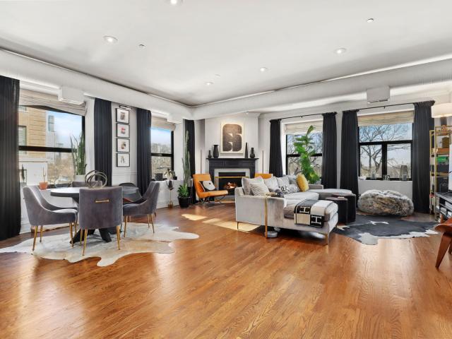 910 S Michigan Avenue # 304