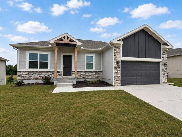 910 SW Pintail Dr, Oak Grove, MO 64075