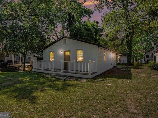 910 Pierpoint Dr, Pasadena, MD 21122