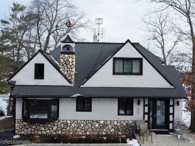 910 Pine Tree Rd W, Lake Orion, MI 48362