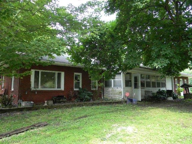910 Riverview Dr, Leavittsburg, OH 44430