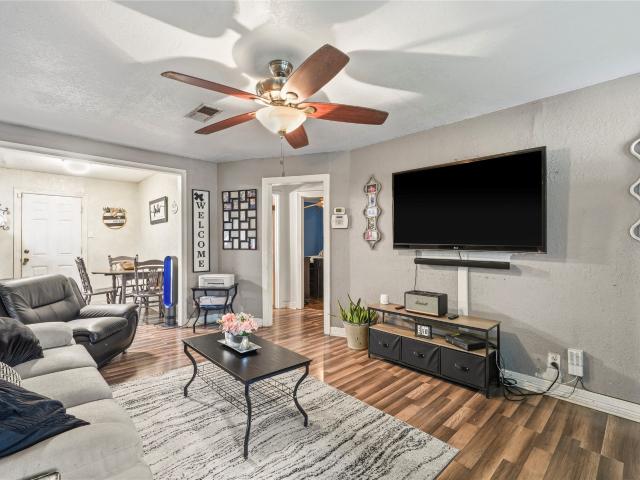 910 W 6th Street