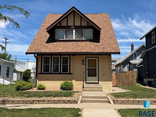 910 W 12th St, Sioux Falls, SD 57104