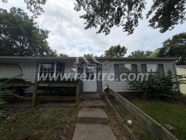 910 Timberline Dr, Danville, IL 61832