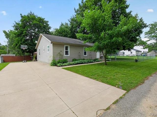 9115 Maplewood Dr, White Lake, MI 48386