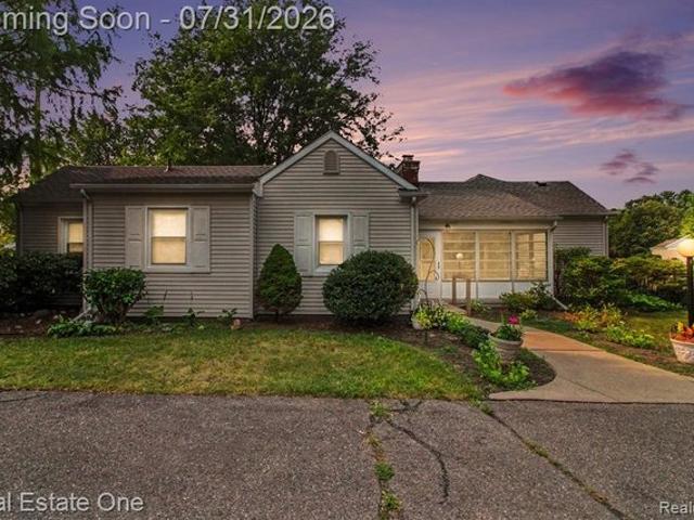 9116 Hix Rd, Livonia, MI 48150
