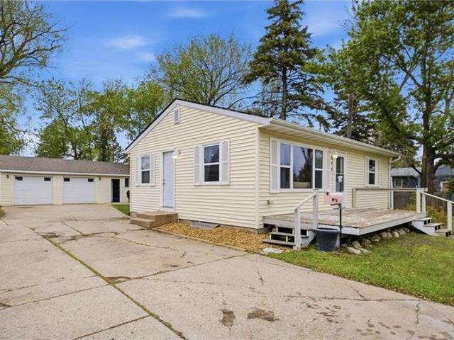 911 18th St N, Moorhead, MN 56560