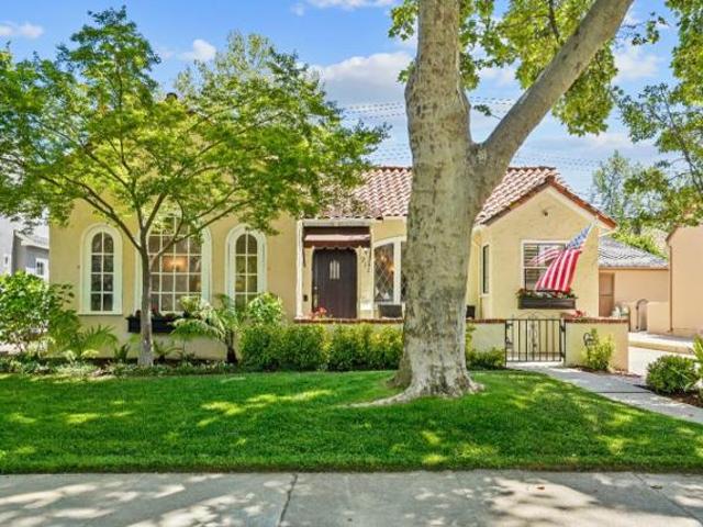 911 42nd St, Sacramento, CA 95819