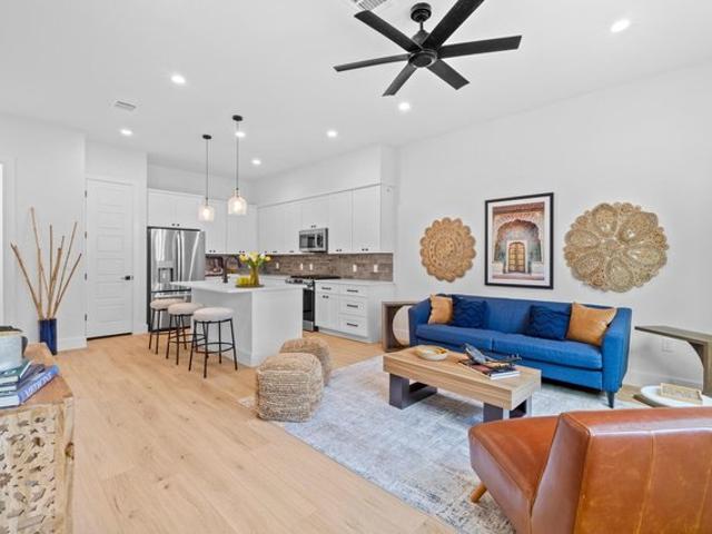 911 Calle Limon Unit 2, Austin, TX 78702