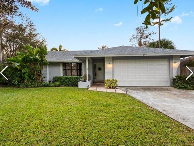 911 Citrus Pl, Wellington, FL 33414
