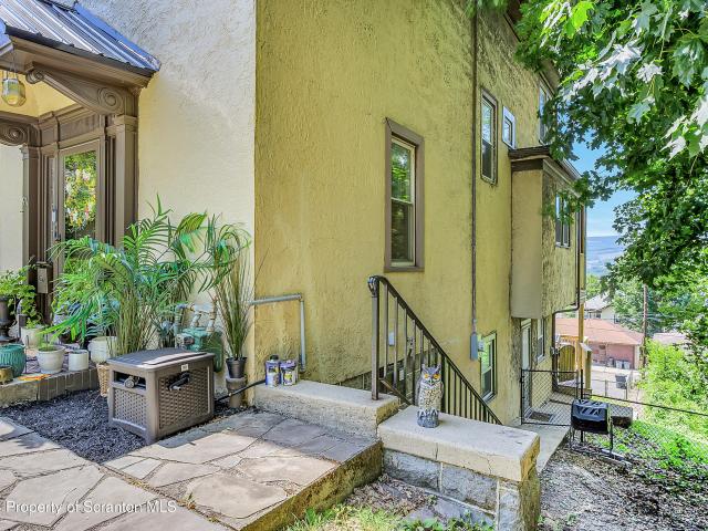 911 Clay Avenue