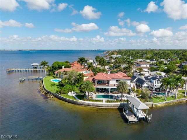 911 Aqua Ln, Fort Myers, FL 33919 | MLS #2026011