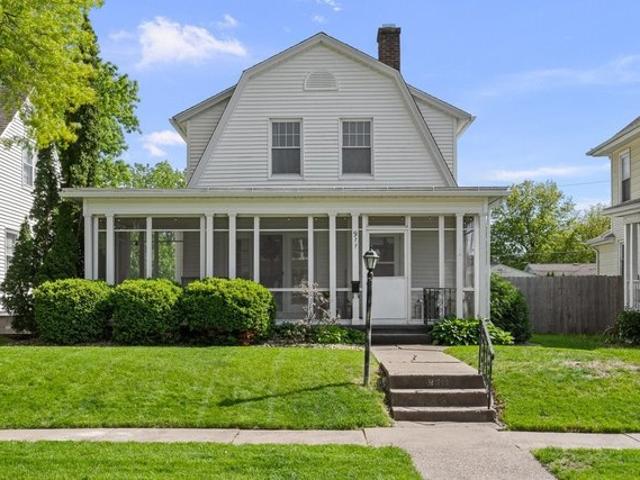 911 Grand Ct, Davenport, IA 52803