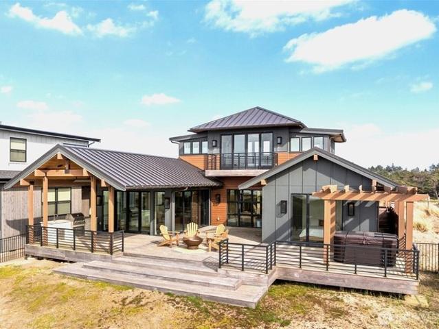 911 Dune Crest Dr, Westport, WA 98595