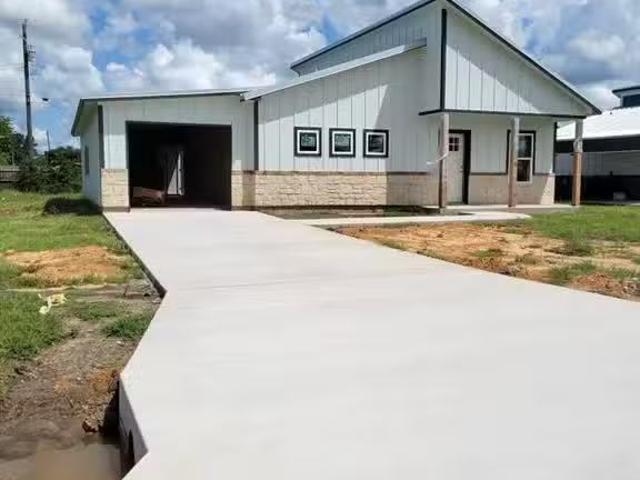 911 E Chad St, Whitney, TX 76692