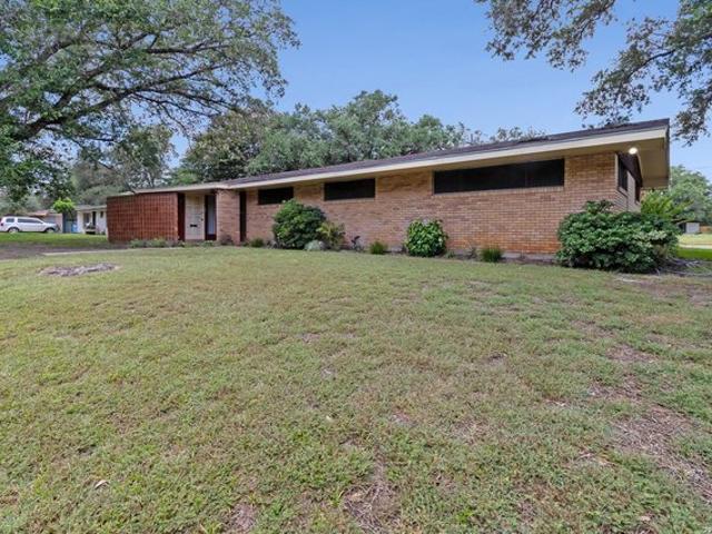 911 E Inez St, Beeville, TX 78102