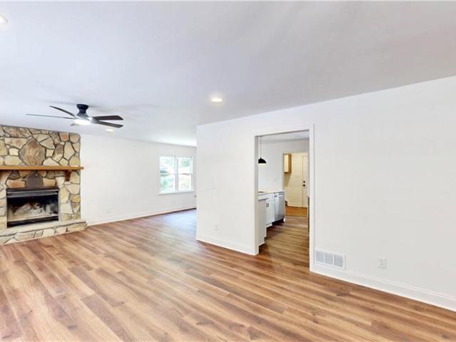 911 Hickory View Court NW