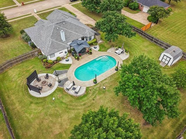 911 High Point Dr, Midlothian, TX 76065