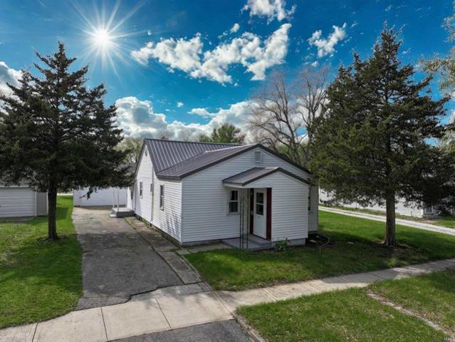 911 N Hathaway St, Winamac, IN 46996