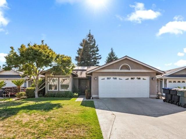 911 N Parkwood Ct, Visalia, CA 93291