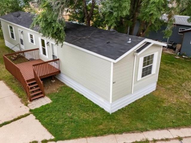 911 S Frontier Trl, Mandan, ND 58554