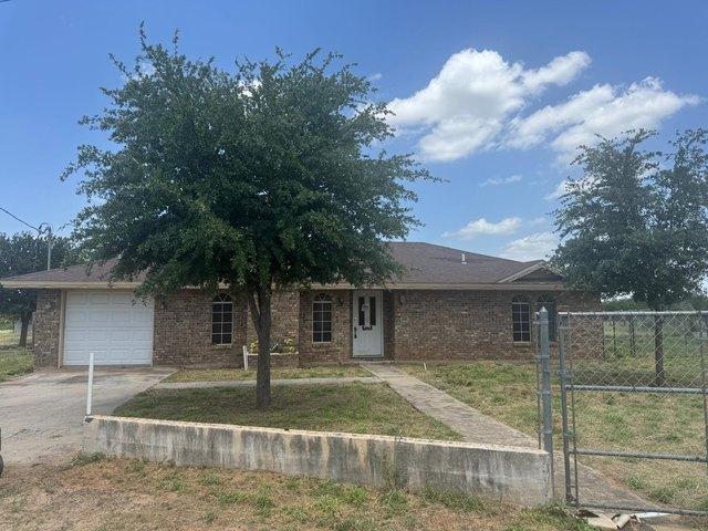 911 Pine Ave, Zapata, TX 78076