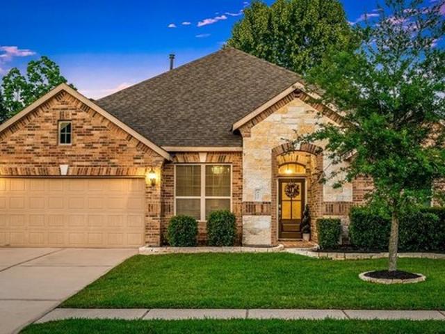 911 River Crossing Dr, Conroe, TX 77384