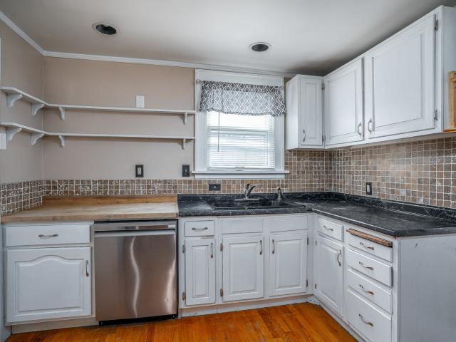 911 W 16th Street