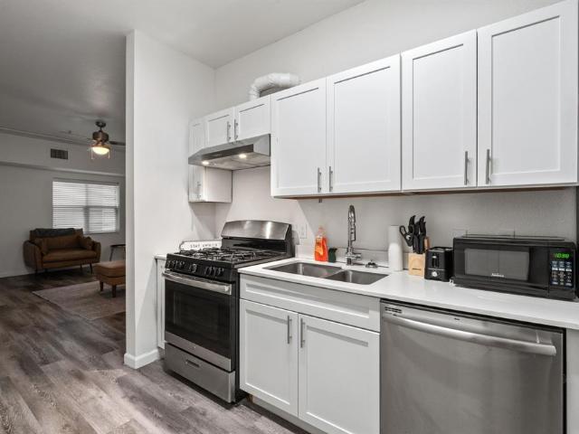 911 W 22 St # 401