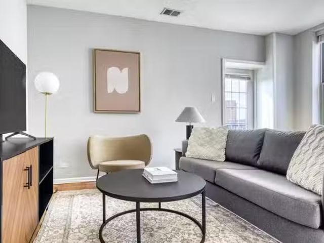 911 W School St, Lake View East 1 Bedroom 1 Bath