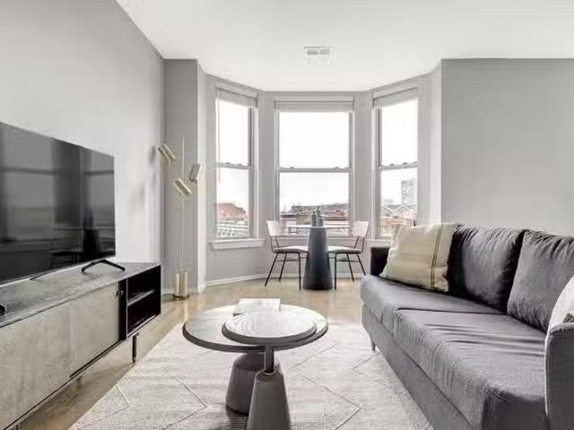 911 W School St, Lake View East 1 Bedroom 1 Bath