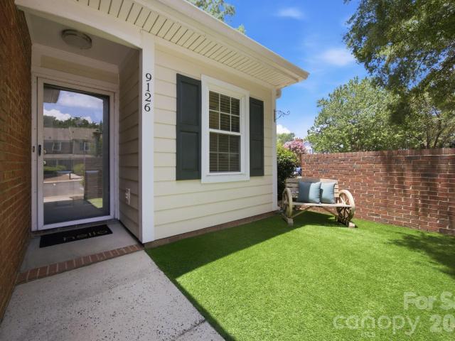 9126 N Vicksburg Park Court