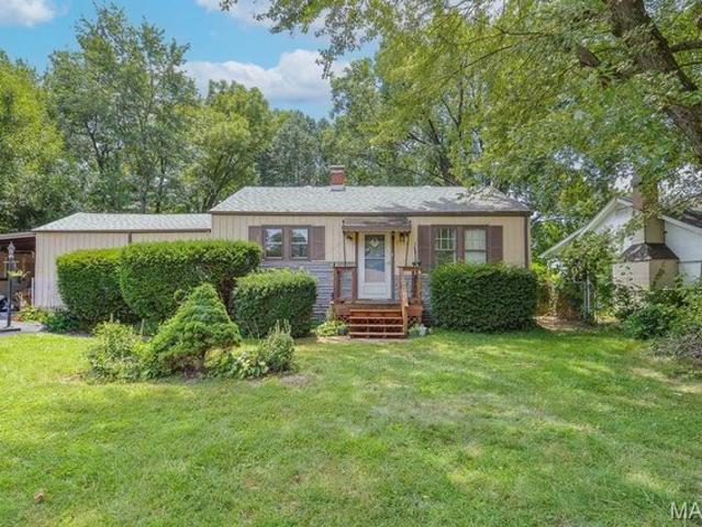 9120 Summit Dr, Fairview Heights, IL 62208